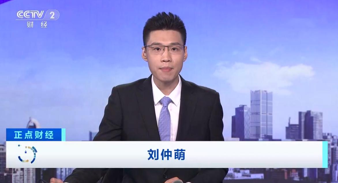 The CCTV official announces that the host has a new reserve force, Long ...