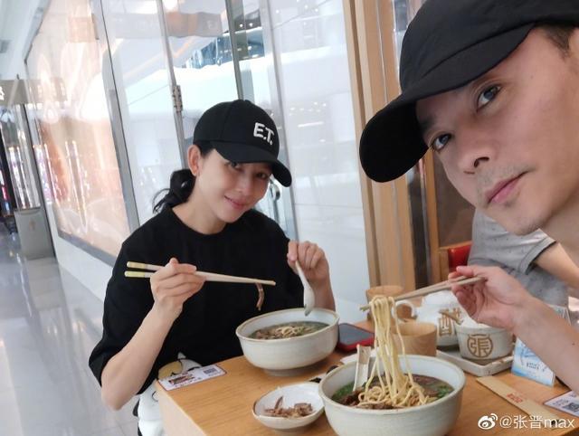 All Stars Fancy Business Free August!Yang Yang takes a selfie with ...