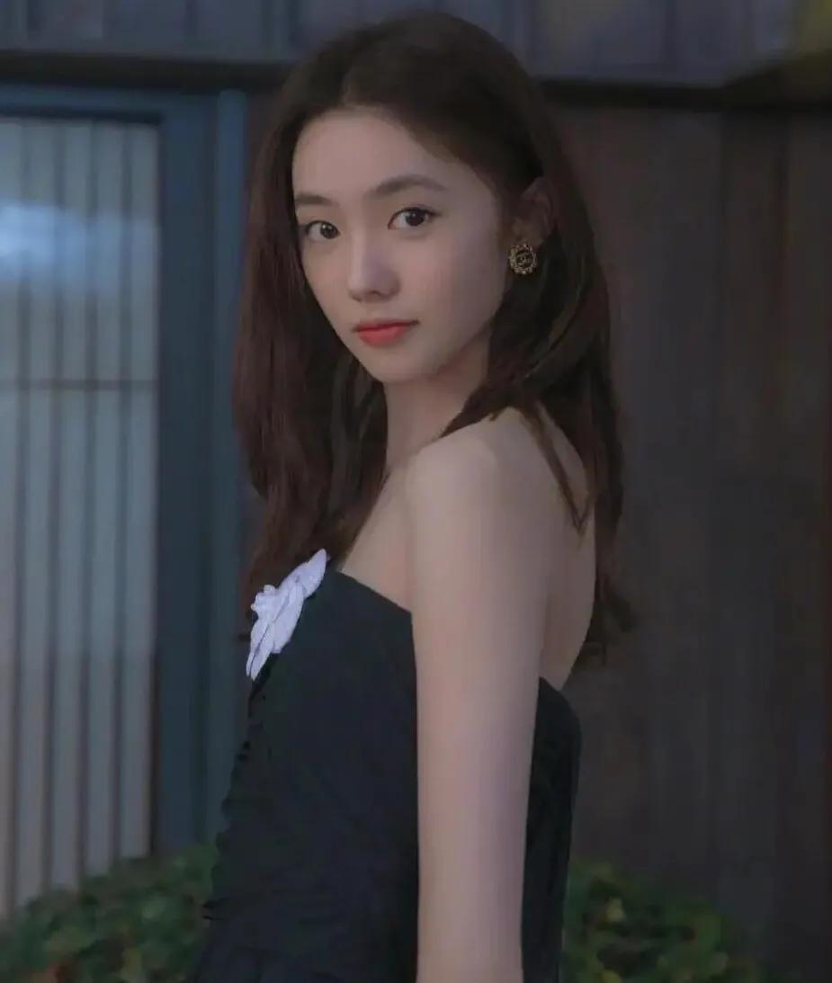 Zhou Ye Hot Photo Album - iNEWS