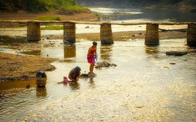 In Laos, we often see girls bathing directly by the river - iNEWS