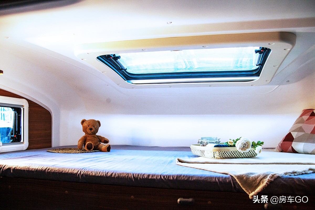 The 12V/48V dual-generation smart RV comes standard with 4 charging ...