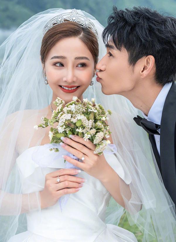 One year later, Wei Chen, who was officially married, finally posted his wedding photos and ran ...