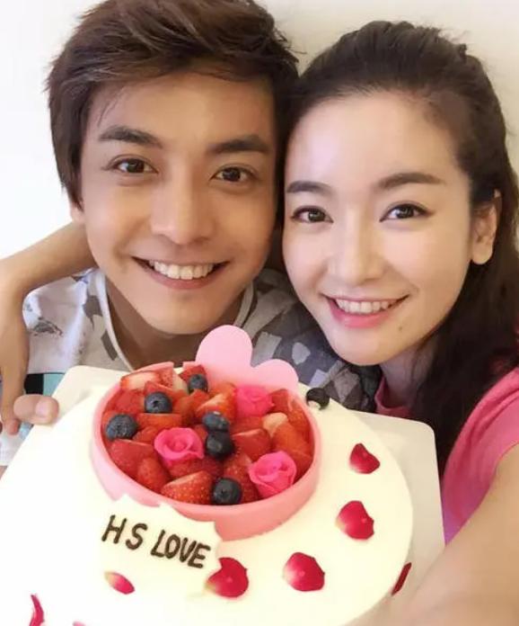 Li Jiahang and his wife are in the same frame. Li Sheng has white skin ...