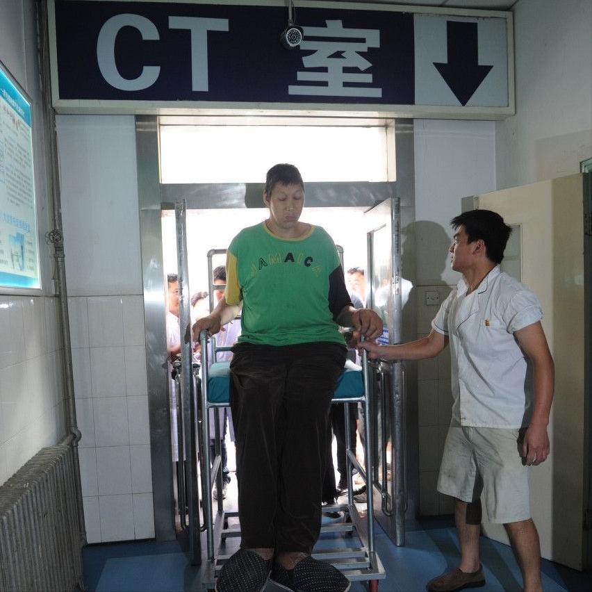 China's first male giant Wang Fengjun: 2.55 meters tall, a head taller ...