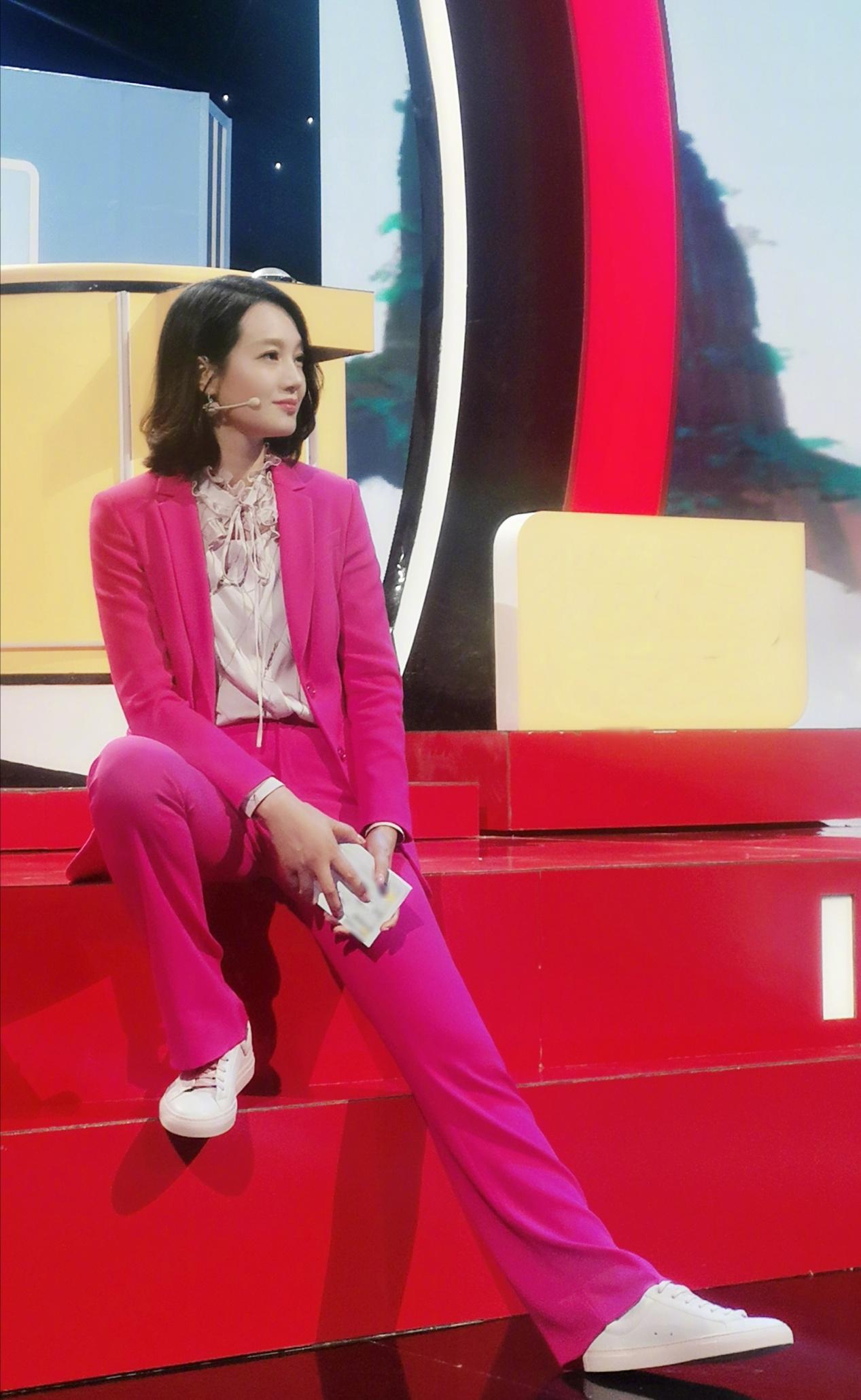 Zhu Dan really dare to wear it! Yellow skin dared to try rose red suits ...