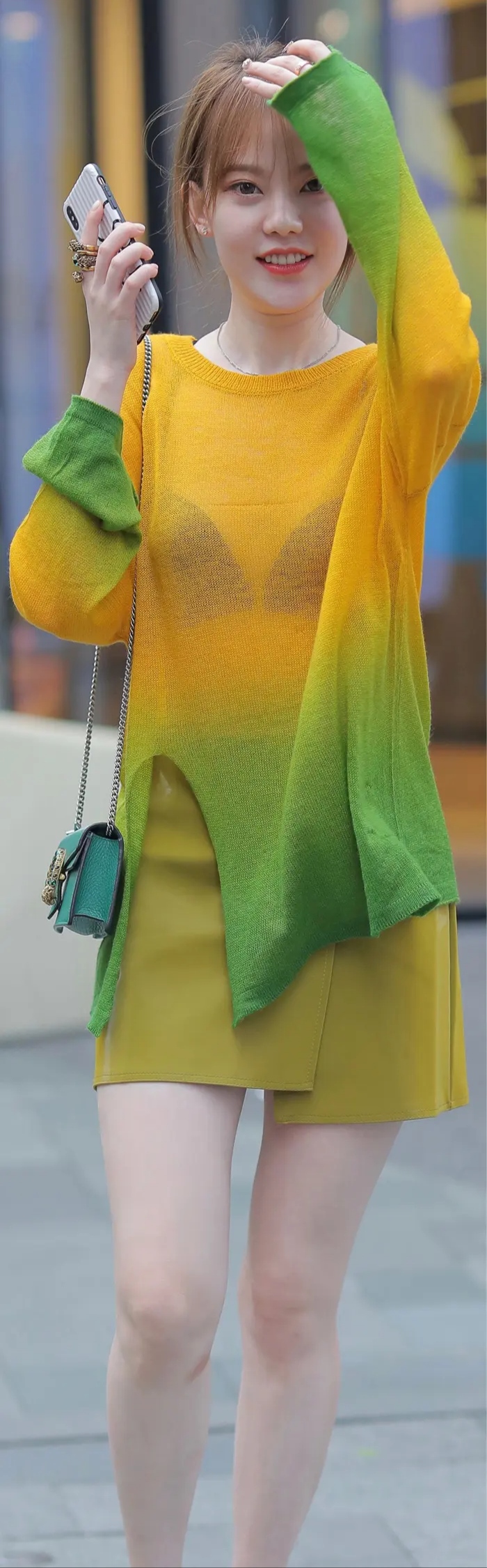 Pretty Nana, with a green skirt is the best street style - iNEWS