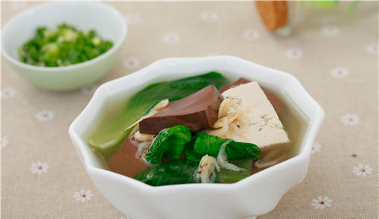 Nourishing blood and strengthening bones, pig blood tofu soup - iNEWS