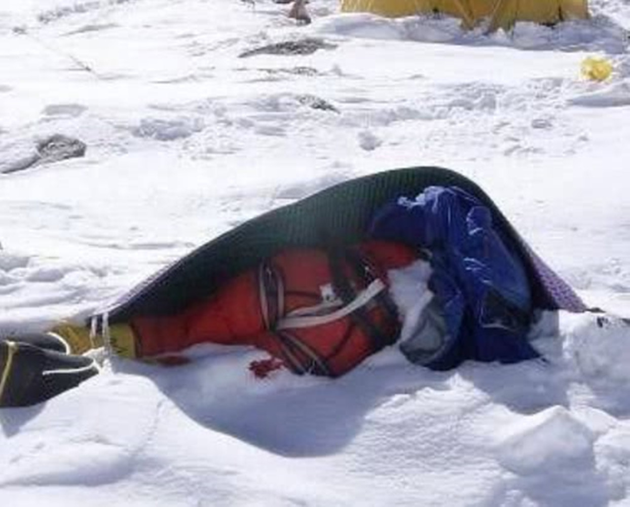 The "green boots" that have been lying on Mount Everest for 25 years ...