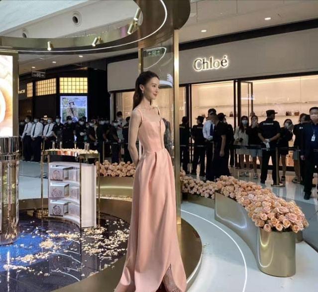 Jin Chen attended the event, the ribs and breasts grabbed the spotlight ...