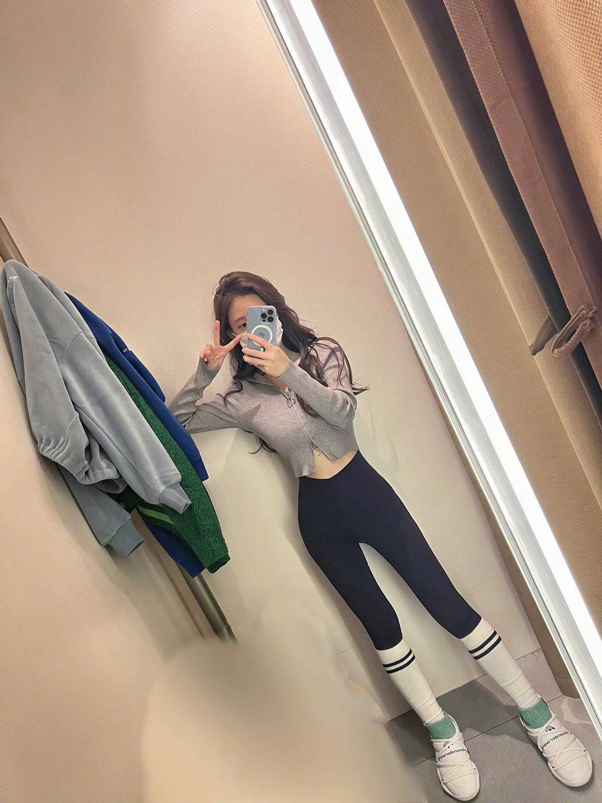 Feng Timo's new song dominates hot searches, wears yoga pants for ...