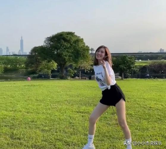 Chen Ruoyi dances on the lawn, the skin is white and the long legs ...