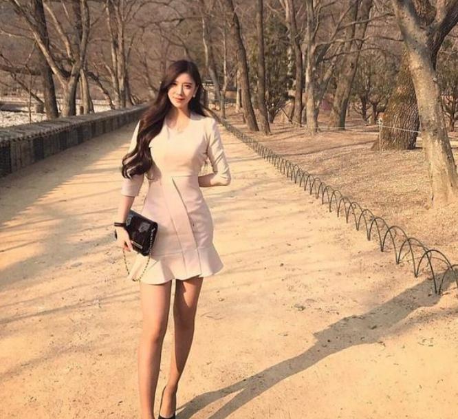 Jin Yeying, a nine-headed beauty from South Korea, is tall and well-proportioned, with a tight ...