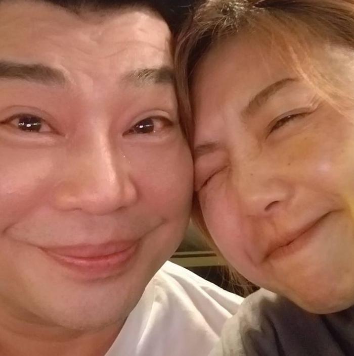 Mei Xiaohui, Ruan Zhaoxiang, took a group photo with her face close to each other and did not ...