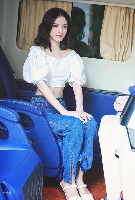 She Is Wang Sicongs Most Beautiful Ex Girlfriend When She Puts The Camera On Her Waist It