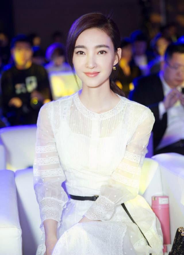 The new "Daji" Wang Likun is lean and slim?White skirt, chopstick legs ...