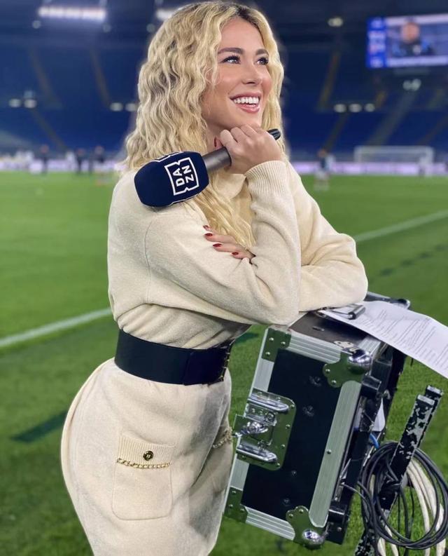 The Italian football hostess, with outstanding appearance and charming ...