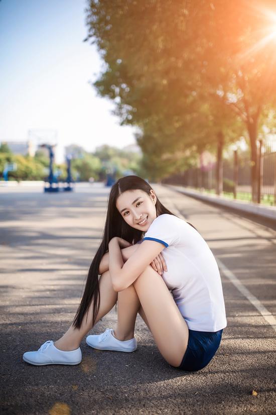 Celebrity Legs Pictures-Wang Churan - iNEWS