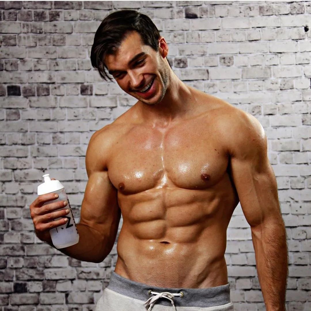 The muscular actor who participated in "Beauty Terror", his abdominal ...