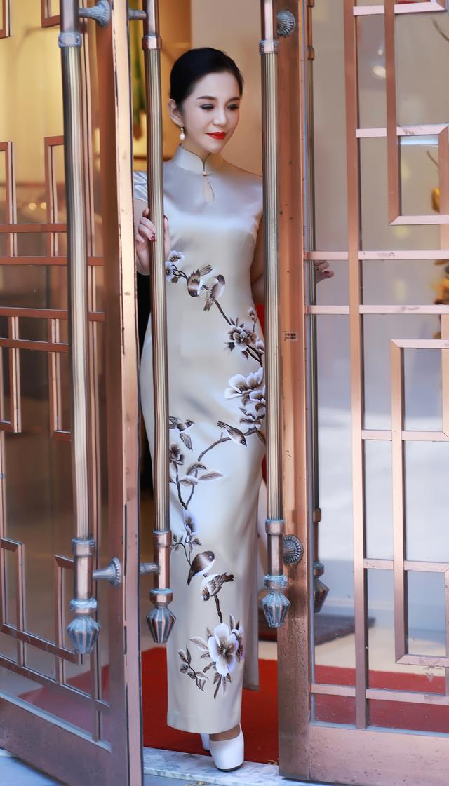 A yellow cheongsam that is classical and graceful and yet aura ...