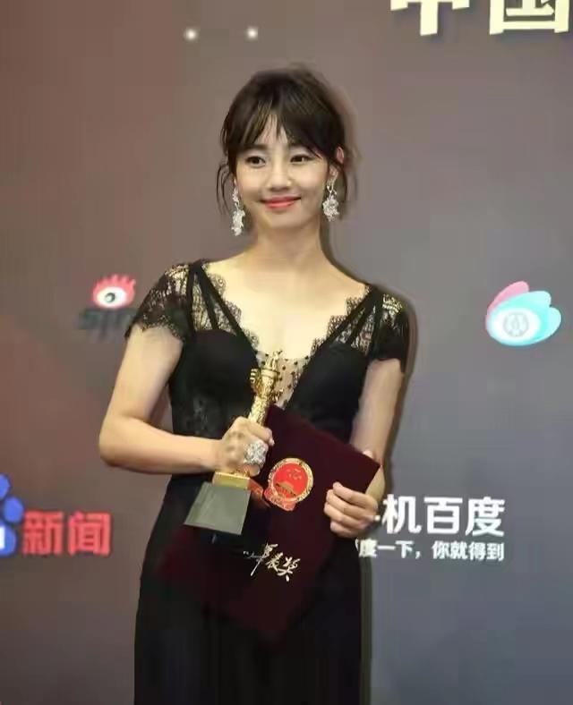 Behind the single, Bai Baihe is more and more feminine!Wearing a little ...