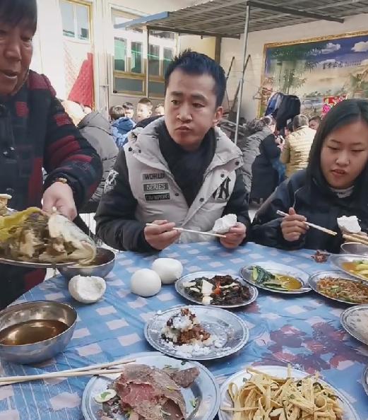 Actors Li Jiaming eats the banquet, self-contained plastic bags, and ...