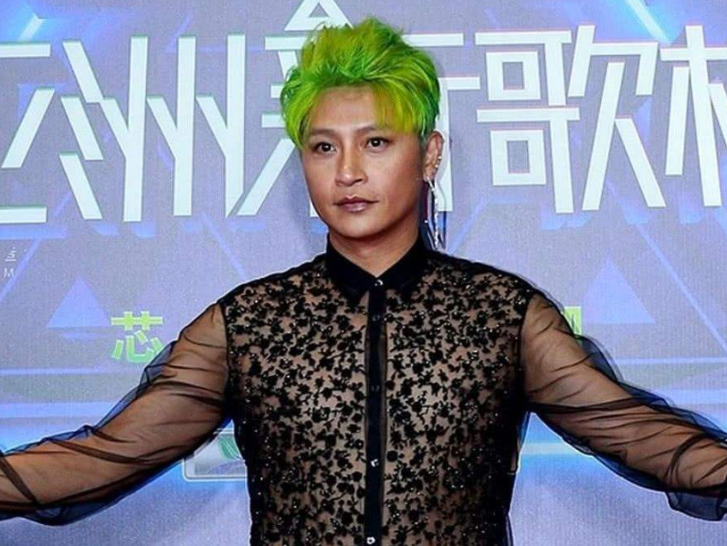 50-year-old Chen Zhipeng changed his appearance on "Brother". After ...