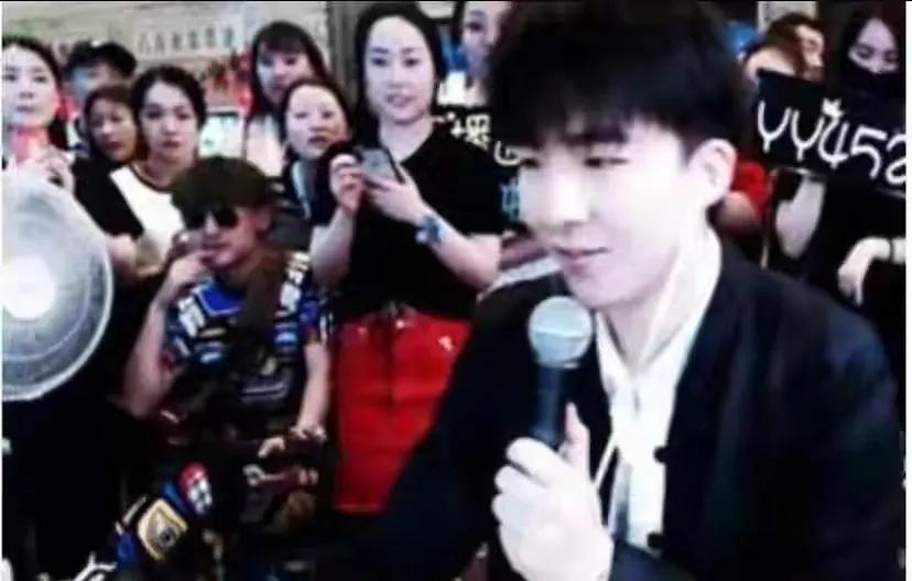 Smoking and shaking legs were criticized for collapse, Liu Yuning's ...