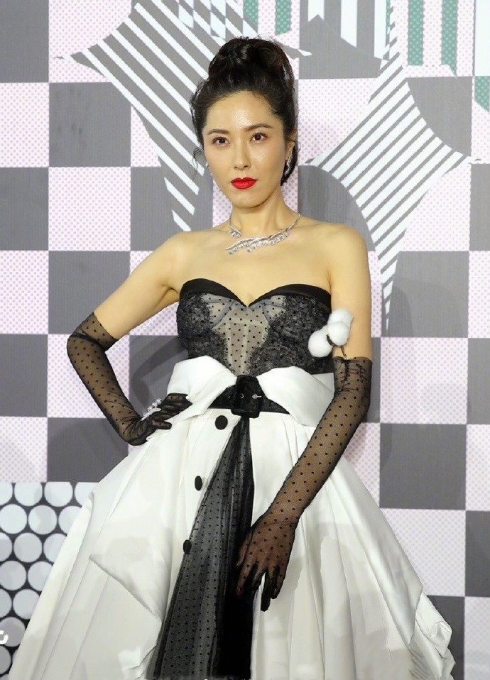 The fashion ceremony is exposed, Yang Ying belt is exaggerated, Zeng Li ...