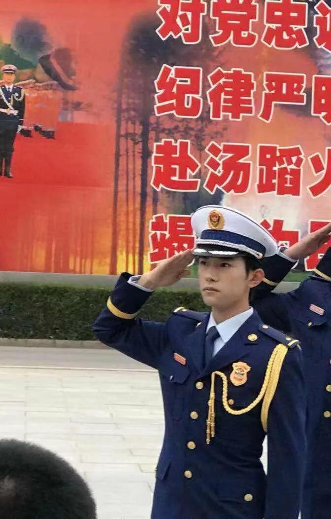 Yi Yang Qianxi's military uniform picture is too handsome - iNEWS
