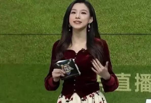 "CCTV's No. 1 Beauty" Ma Fanshu, who fell off the catwalk swim trunks ...