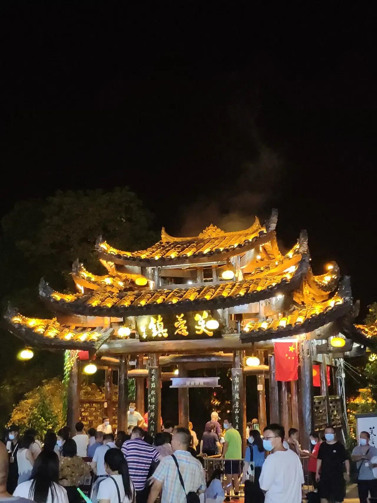 The ancient town hanging on the waterfall-Furong Town - iNEWS