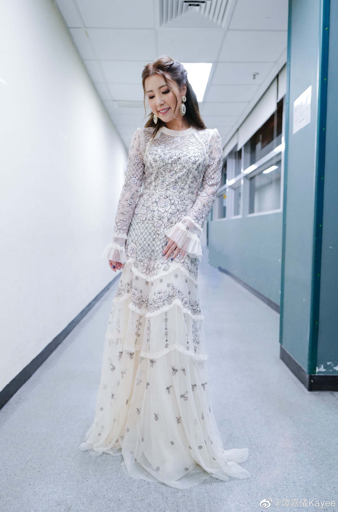 "TVB theme song queen" Tan Jiayi is correct in singing and filming, the ...