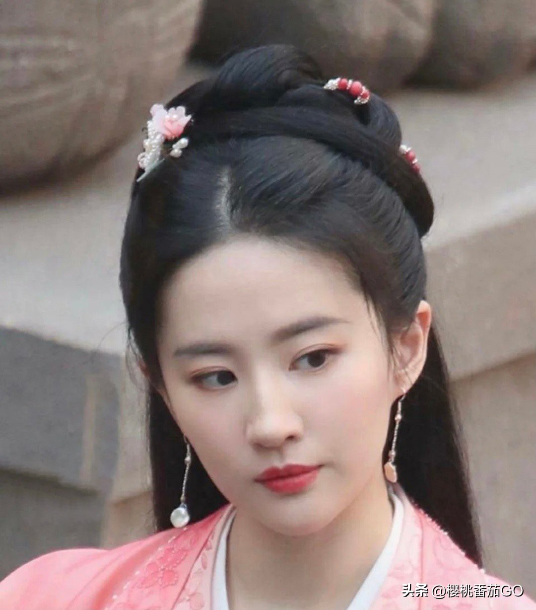 Liu Yifei's new drama "Meng Hualu" has turned her side face and beauty ...