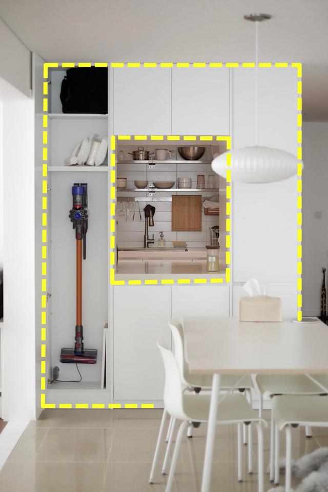 The 5m2 kitchen is dark and crowded. My friend smashed the wall ...