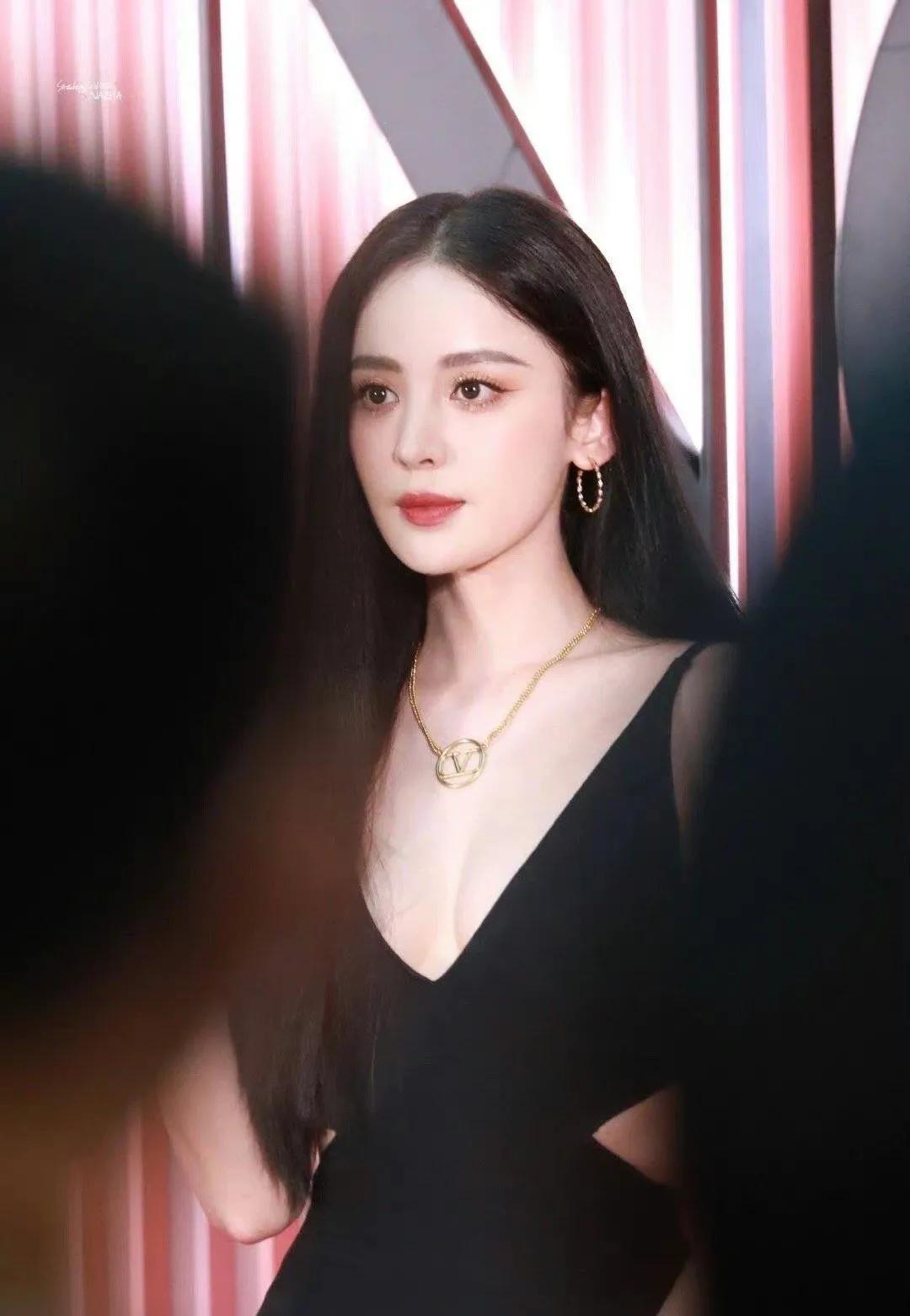 Nazha black deep v halter dress appeared at an event, that is to say ...