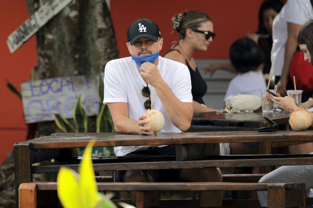 Xiao Lizi is shopping with his 23-year-old girlfriend, drinking coconut ...