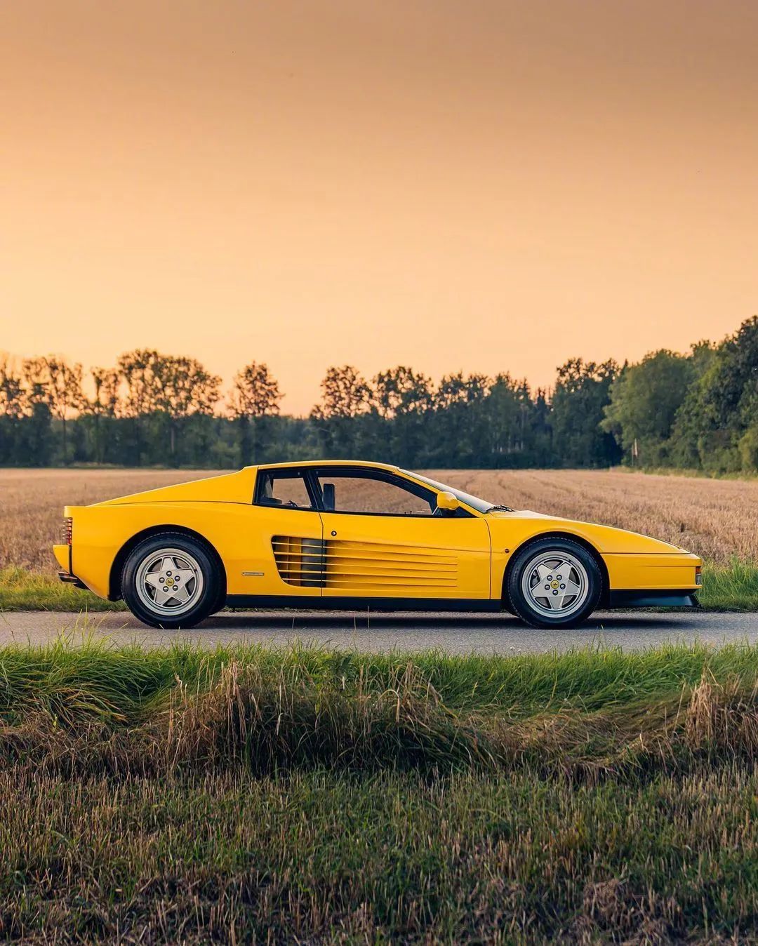 Classic yellow Ferrari Testarossa - iNEWS