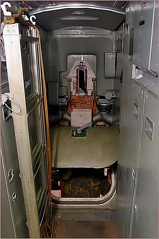 How do the pilots on the fighter jet go to the toilet? - iNEWS