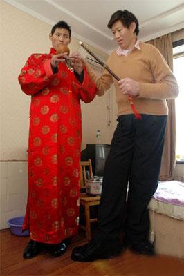 China's first male giant Wang Fengjun: 2.55 meters tall, a head taller ...