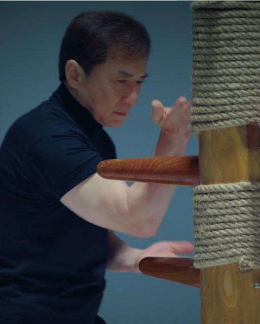67-year-old Jackie Chan punches super fast!A body with strong muscles ...