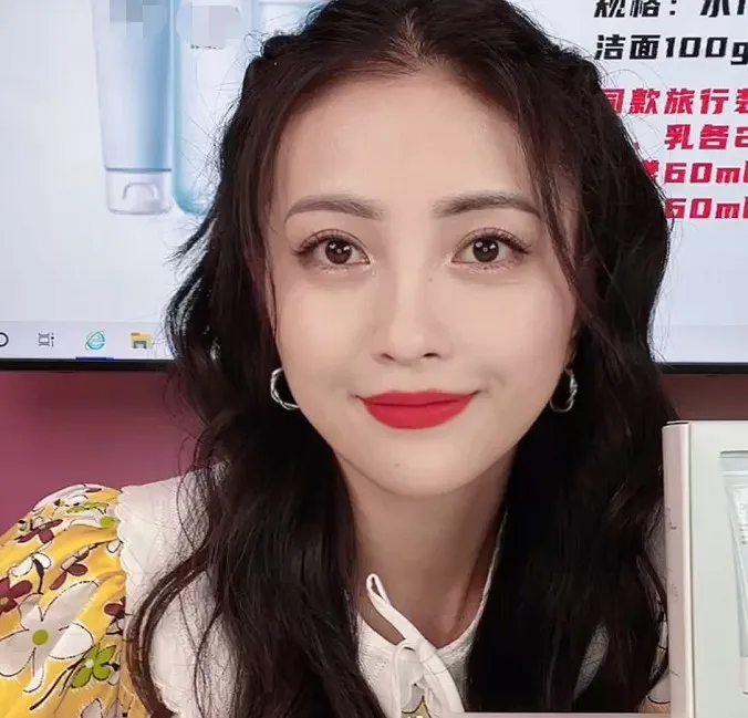 The star live filter is too strong!Zhang Ting's dimples disappeared ...