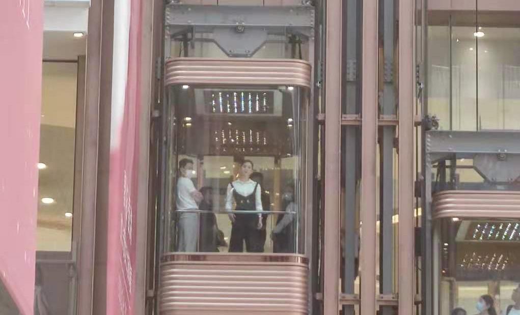 Liu Shishi elevator photo became famous scene!Wearing a tight-fitting ...