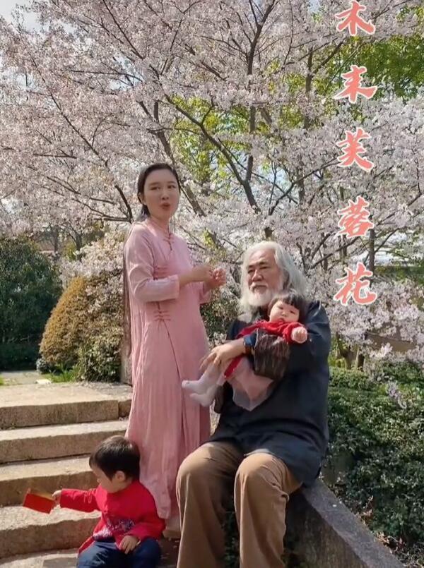 Du Xinglin gave Zhang Jizhong a back massage: Grandpa's body is ...