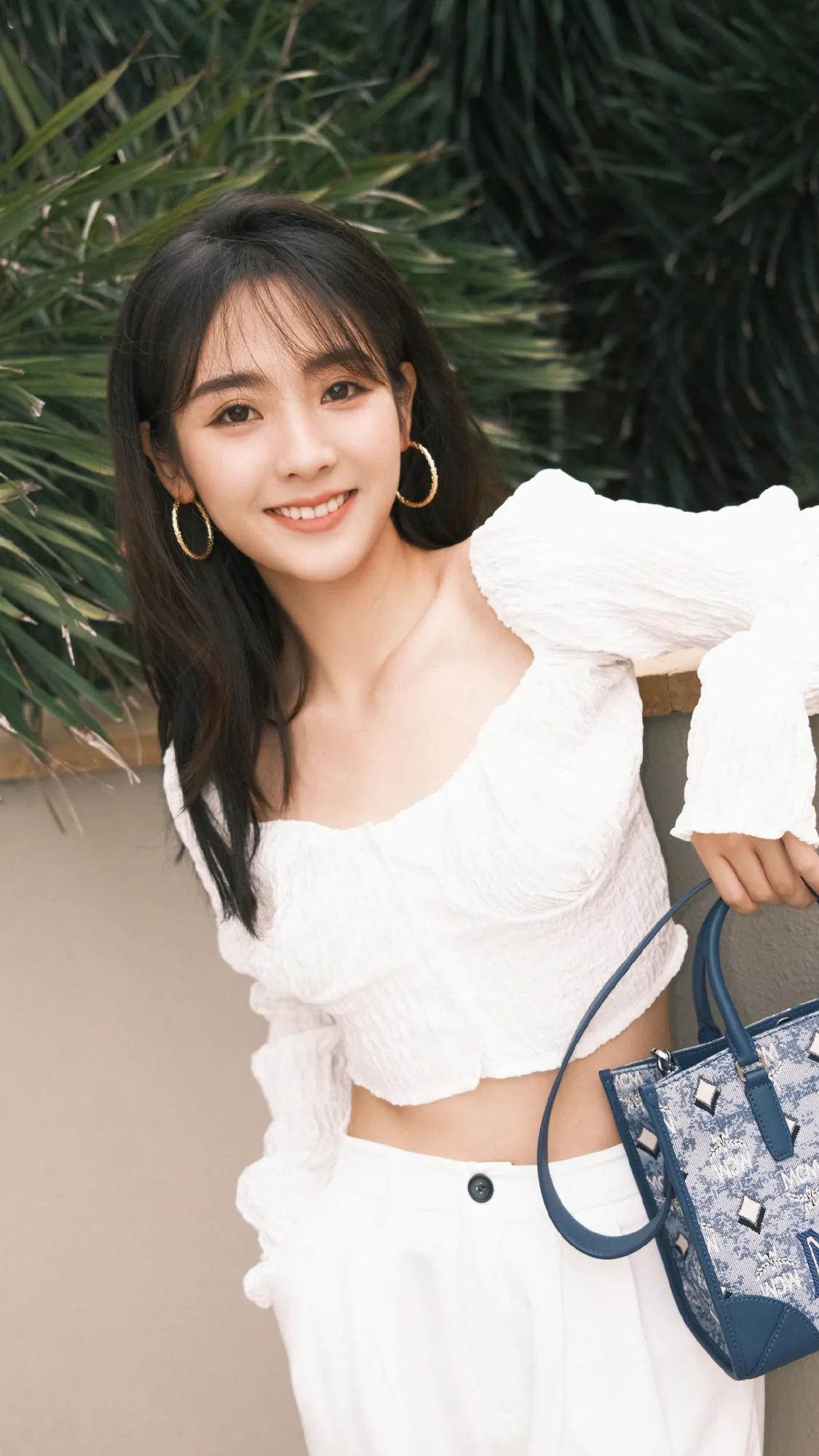 The sweet healing little cute Xing Fei has a sweet smile and a ...