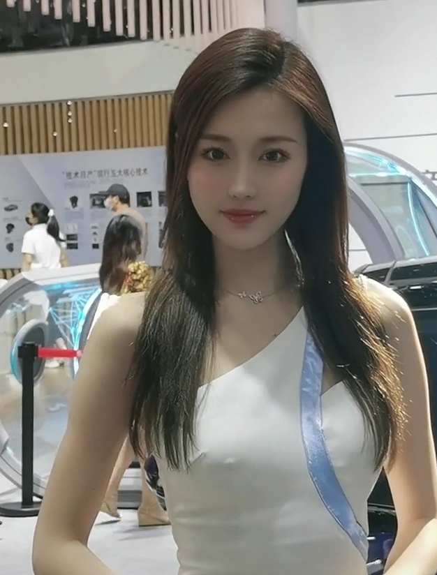 Chengdu car model Liu Qin - iNEWS