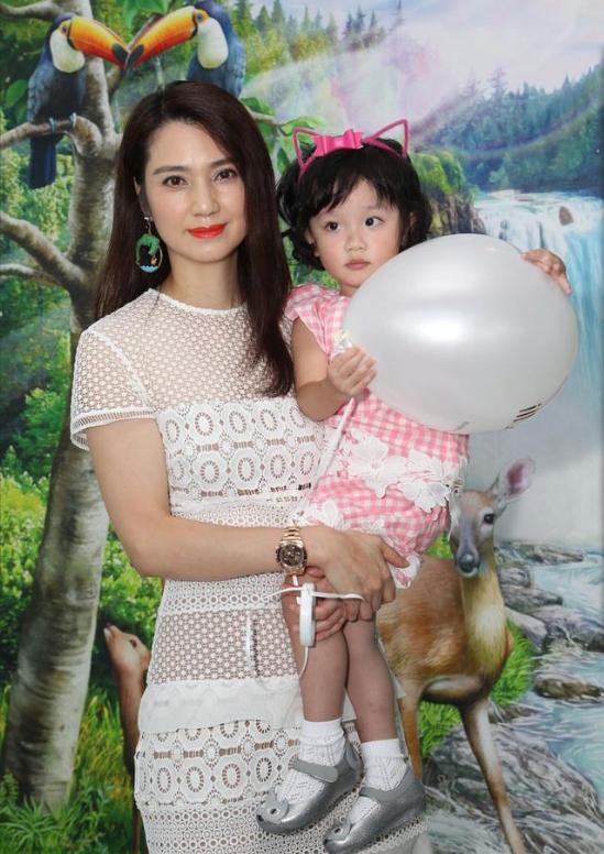 Hong Xin's daughter has grown up, and the doll-collar stitching skirt ...