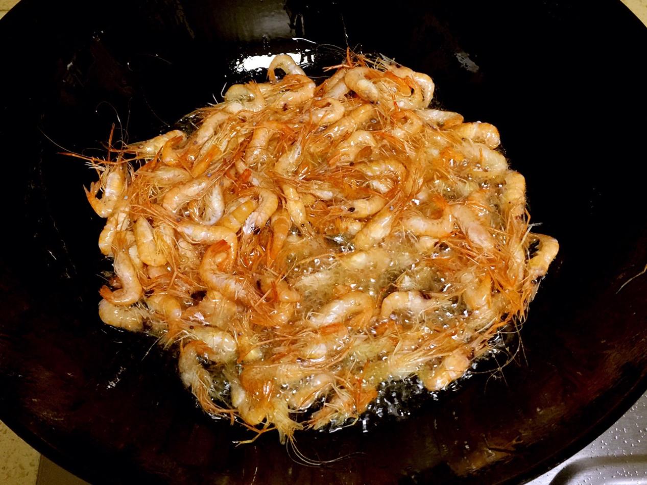 Sautéed small river prawns in oil, simple and crispy, delicious, served ...