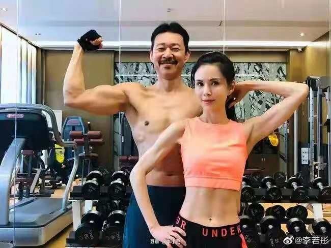 55-year-old Li Ruotong wears a wedding dress, sleeveless skirt with ...