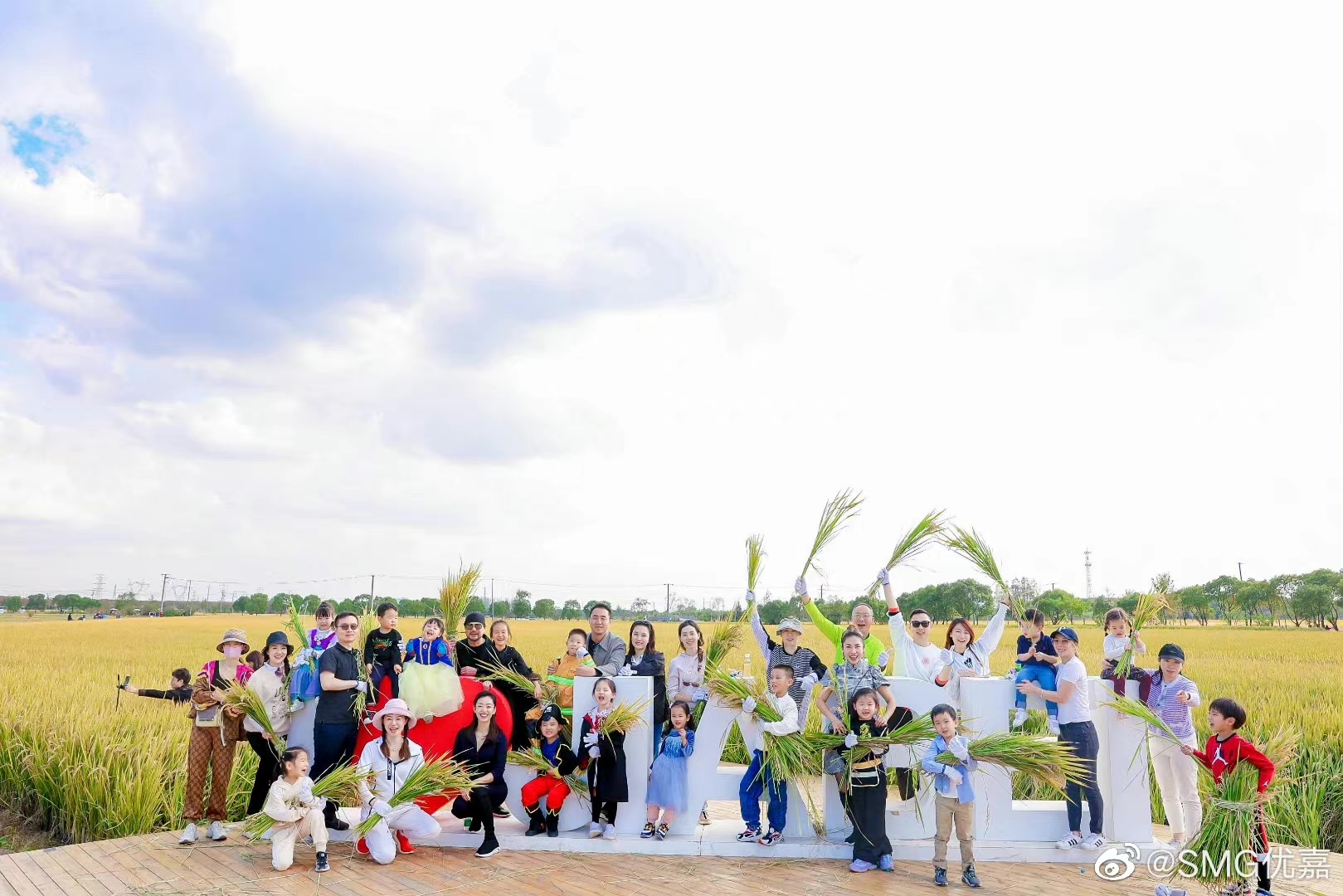 SMG host Yujia Sun cuts rice with her child in the fields, and her ...