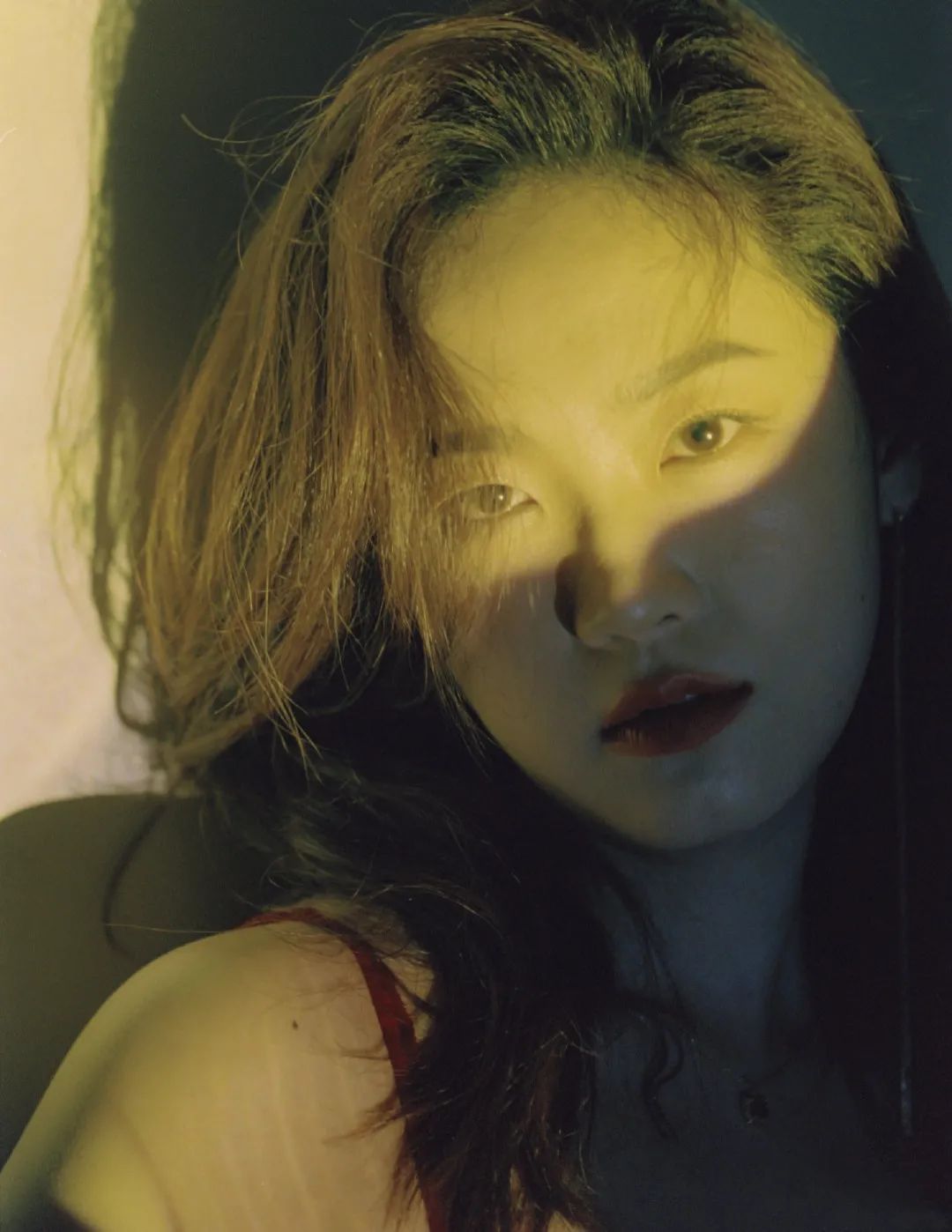 "Moon and Sixpence" by a female singer - iNEWS